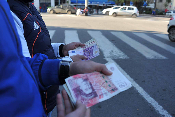 Le Yuan rivalise avec l’euro et le dollar au Square – الشروق أونلاين