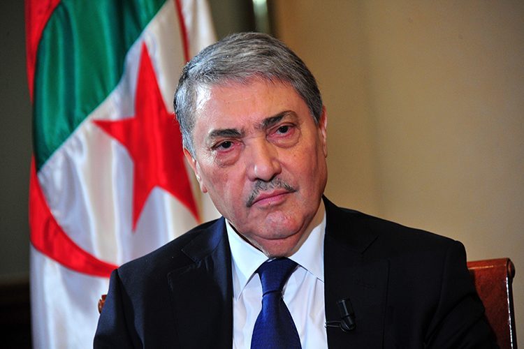 Benflis retire le formulaire de candidature – الشروق أونلاين