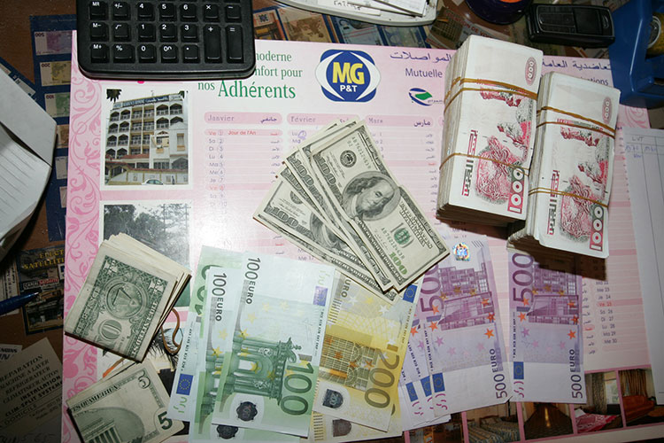 Le dinar atteint son plus bas niveau depuis l’indépendance! – الشروق ...