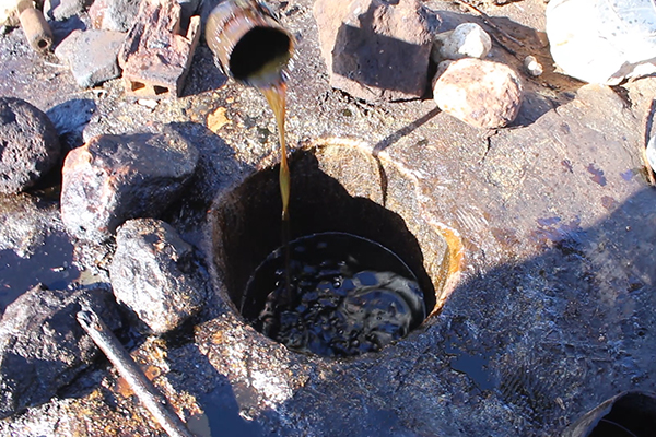 قرية تليوانت بغليزان.. بئر بترولية منسية لا تزال تلوث مياه وادٍ ...