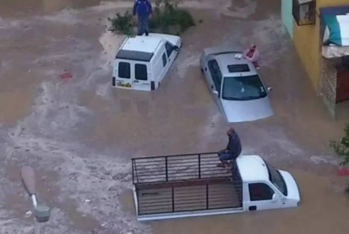 Intempéries a Tébessa: Evacuation de 7 véhicules coincés dans des ...
