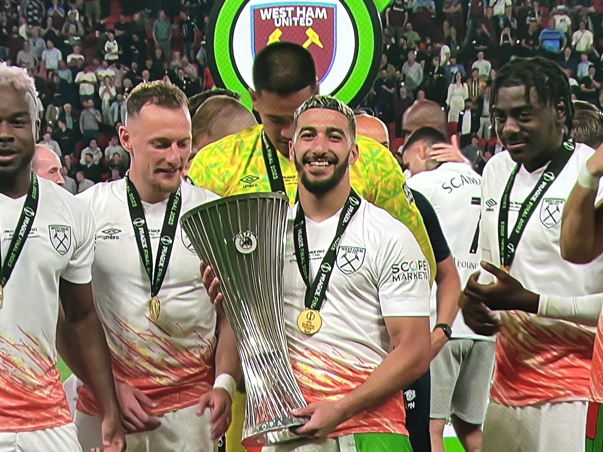 بن رحمة يحتفل بلقب دوري المؤتمر الأوروبي على أنغام الراي ( فيديو ...