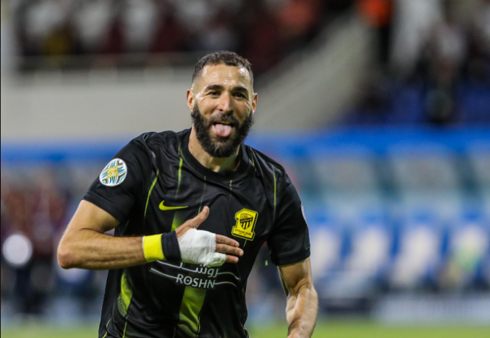 بالفيديو.. بن زيمة يكرم مشجعا اقتحم أرضية الميدان بعد لقاء الصفاقسي ...