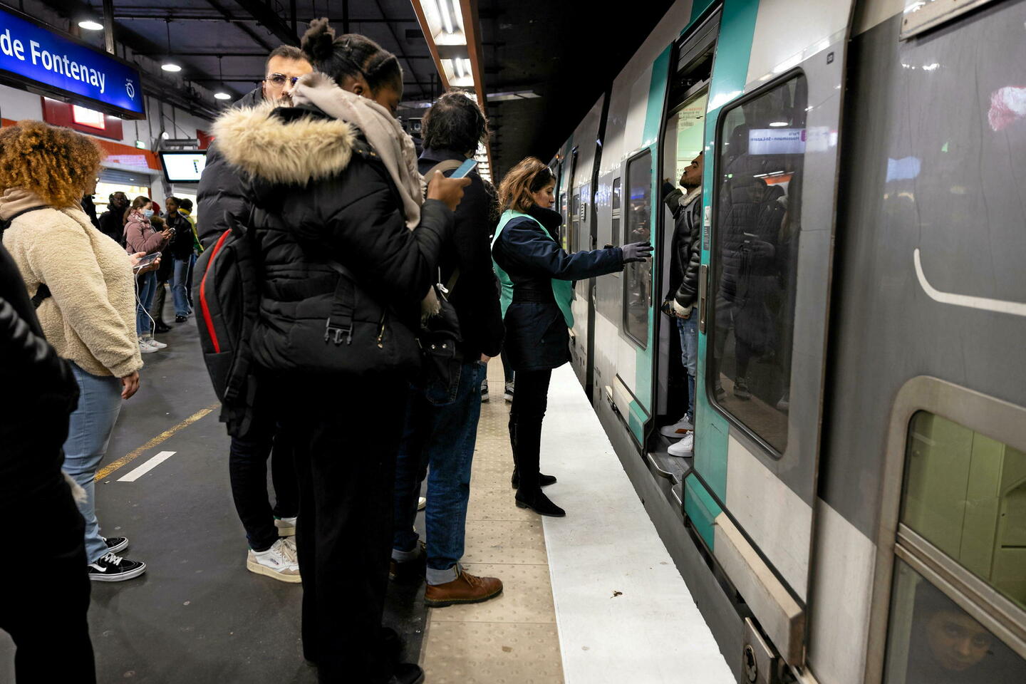 Mort d'une femme poussée sur les rails du RER: Le suspect conduit à l'infirmerie psychiatrique ...