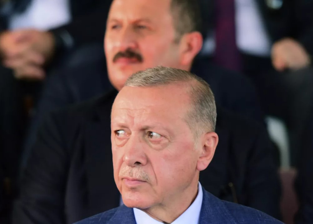 بالفيديو.. نحلة على كتف أردوغان وهذا ما فعله حارسه الشخصي! – الشروق أونلاين