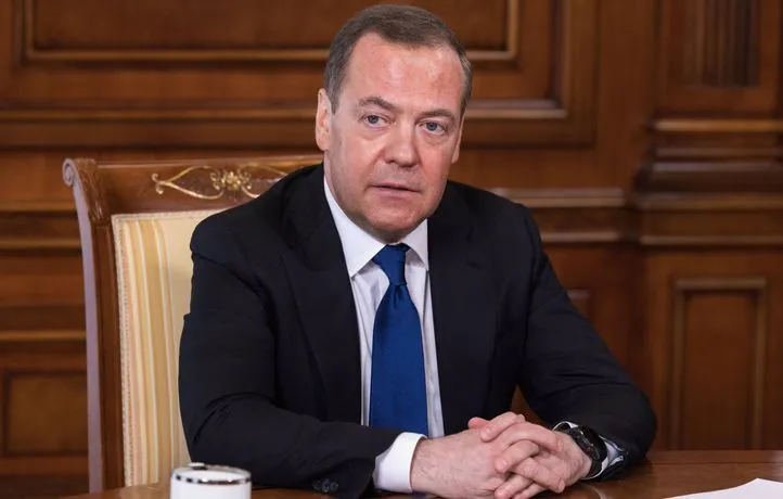 Medvedev qualifie Macron de "trouillard zoologique" – الشروق أونلاين