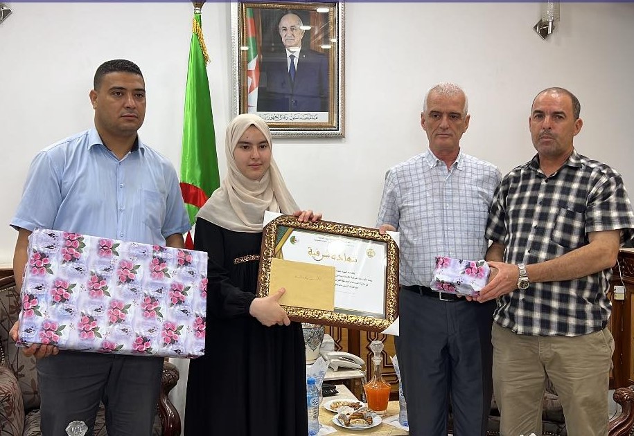 والي المدية يكرم الطالبة الحاصلة على المرتبة الأولى في مسابقة التبيان ...